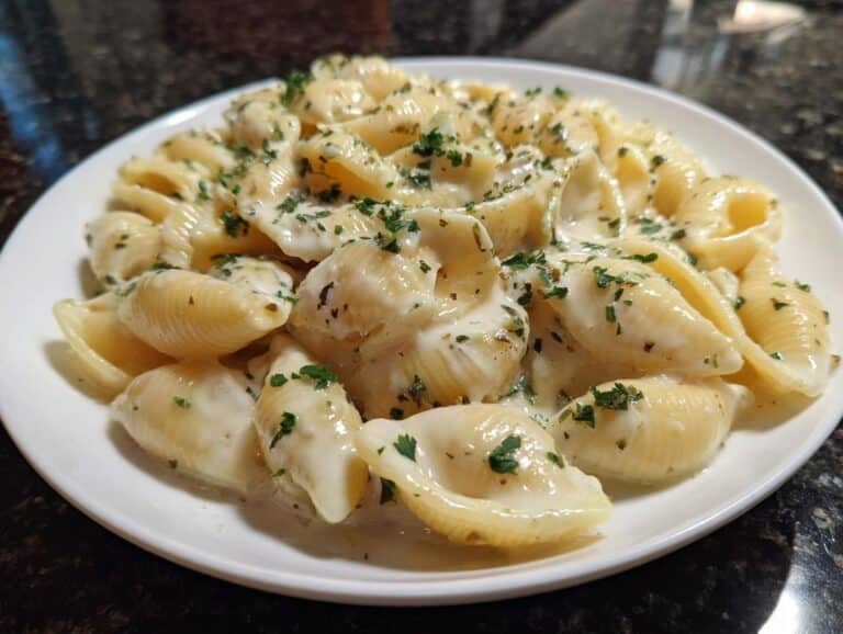 25-Minute Creamy Garlic Parmesan Shells That Taste Like Heaven